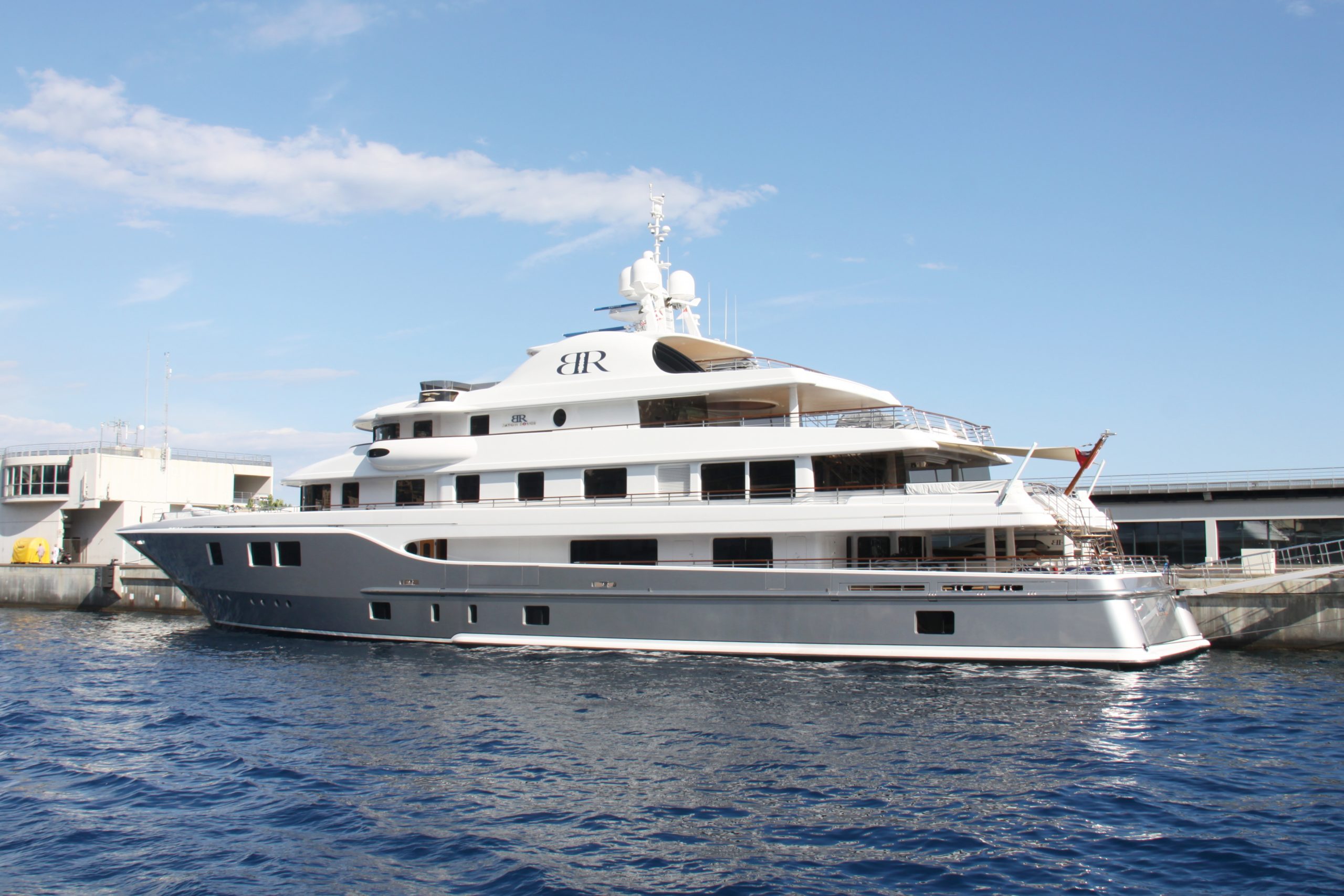 MY BATON ROUGE – ICON YACHTS - Holland Marine Lifts